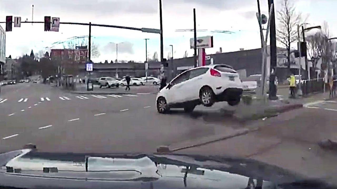 Seattle Police Chase Robbery Suspect - YouTube