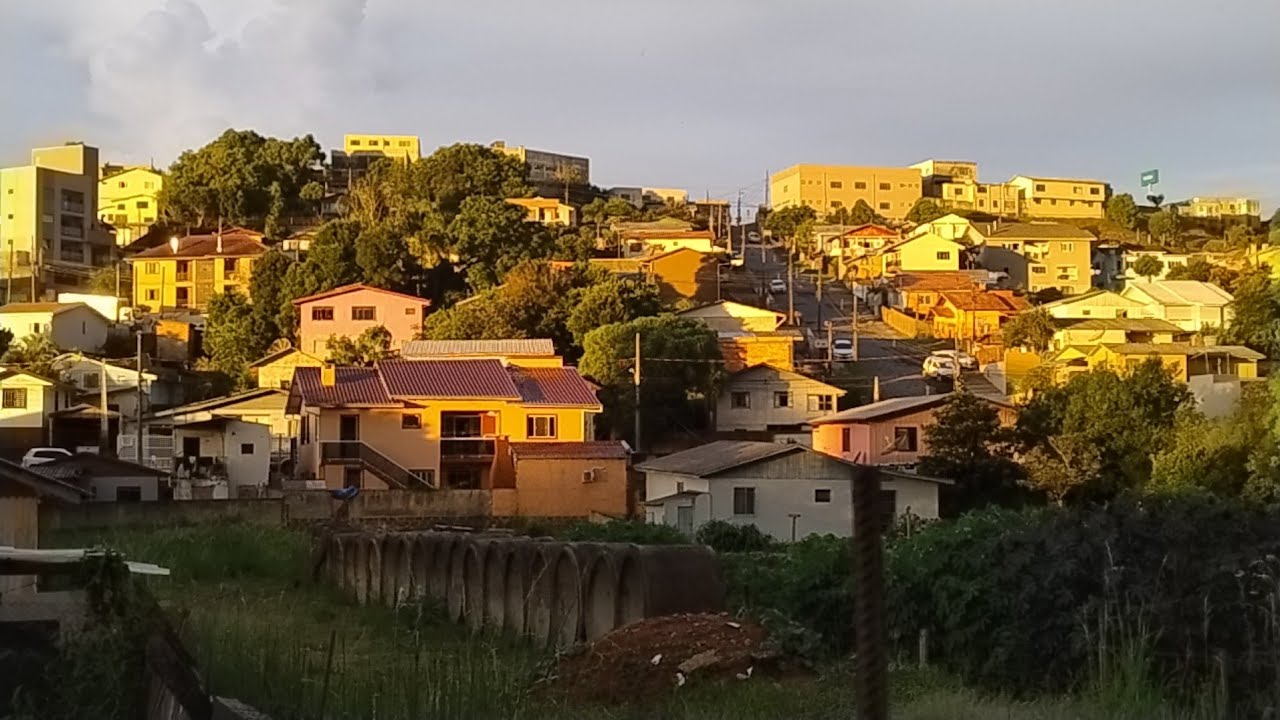 As nuvens de chuva vem o sol vem e forma -se está bela imagem # ...