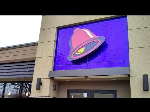 FIRST FOOD REVIEW TRYING TOCO BELL NUGGETS - YouTube