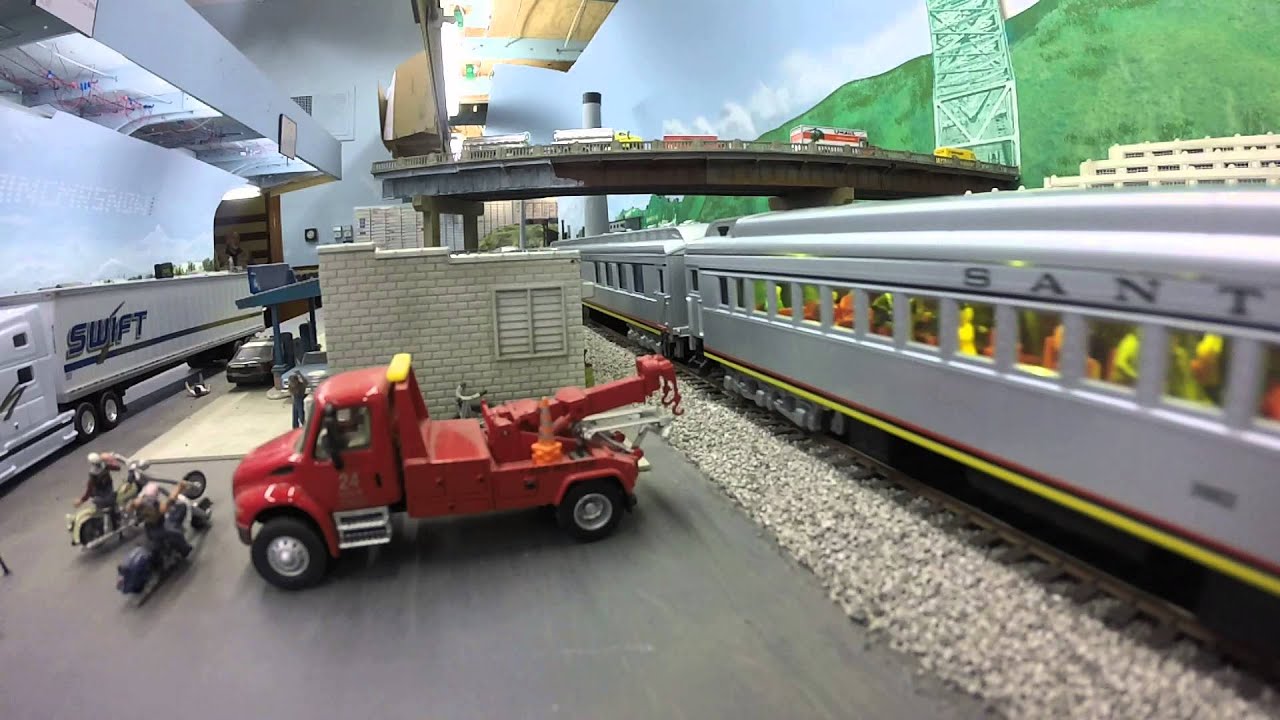 ATSF #3416 arrives Crockett, CA with SP freight passing behind - YouTube