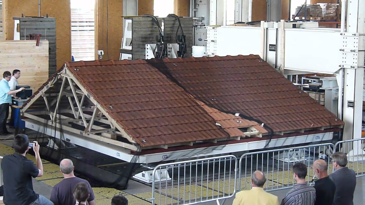 Test seism sarpanta prefabricata din lemn cu placi multicui.MTS - YouTube