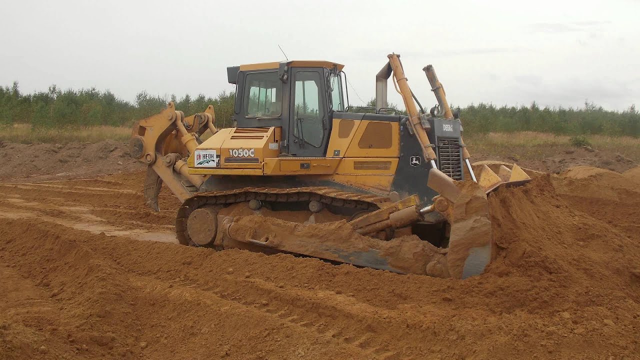 John Deere 1050C spreading sand - YouTube