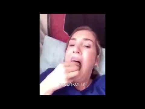 Puso Una Banana Entera en La Boca😂