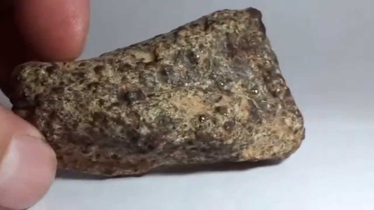 weathered meteorite crust, verwitterter Meteorit - YouTube