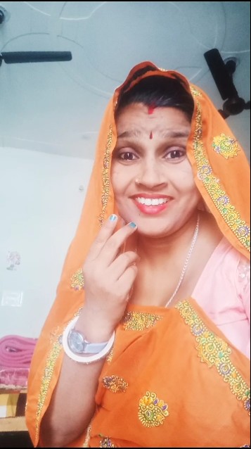 phone krungi re# new shorts # meenageet # dance # yt shorts # - YouTube
