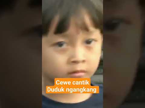 Cewe Cantik Duduk ngangkang
