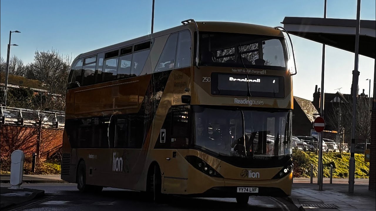 Reading Buses ADL Enviro400City 250 (YY74LVF) On Route 4 To Bracknell ...