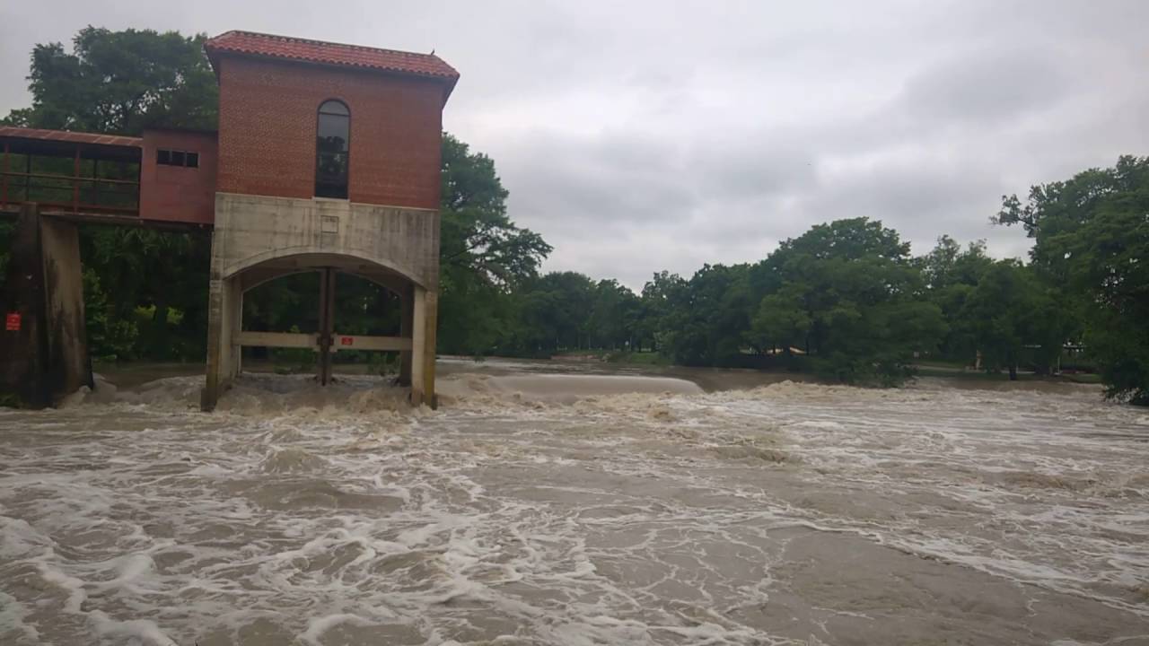 Water flows over Saffold Dam in Seguin - YouTube