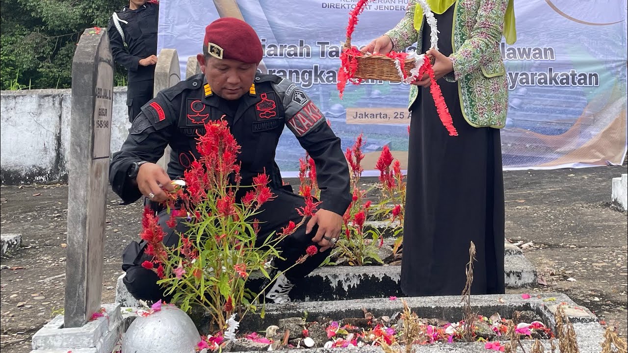 Ziarah dan Tabur Bunga Makam Pahlawan Puspa Bangsa Kab. Sijunjung - YouTube
