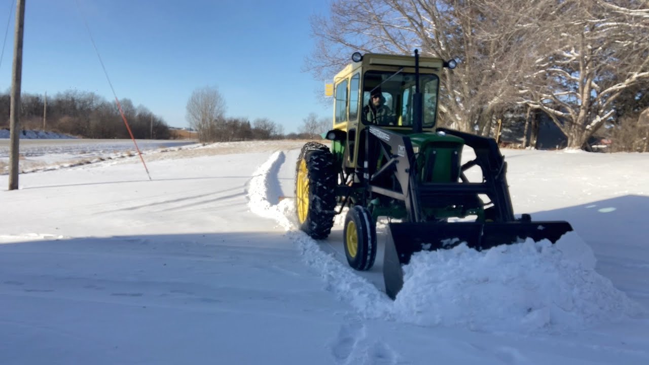 1970 JOHN DEERE 2520 DIESEL PLOWING SNOW ! - YouTube