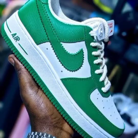 ushaka imyenda inkweto byabahungu n'abakobwa bariza muri Berria store ...