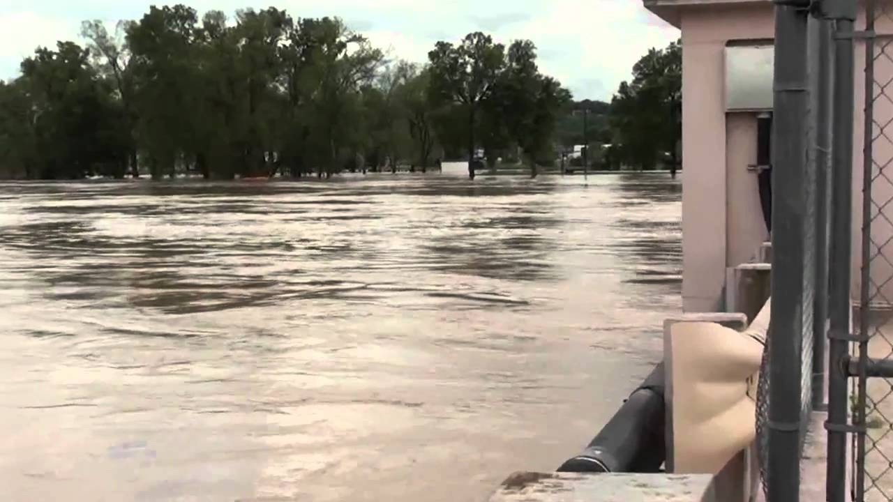 Flooding On Th' White River At Batesville Arkansas 4-27-2011 - YouTube