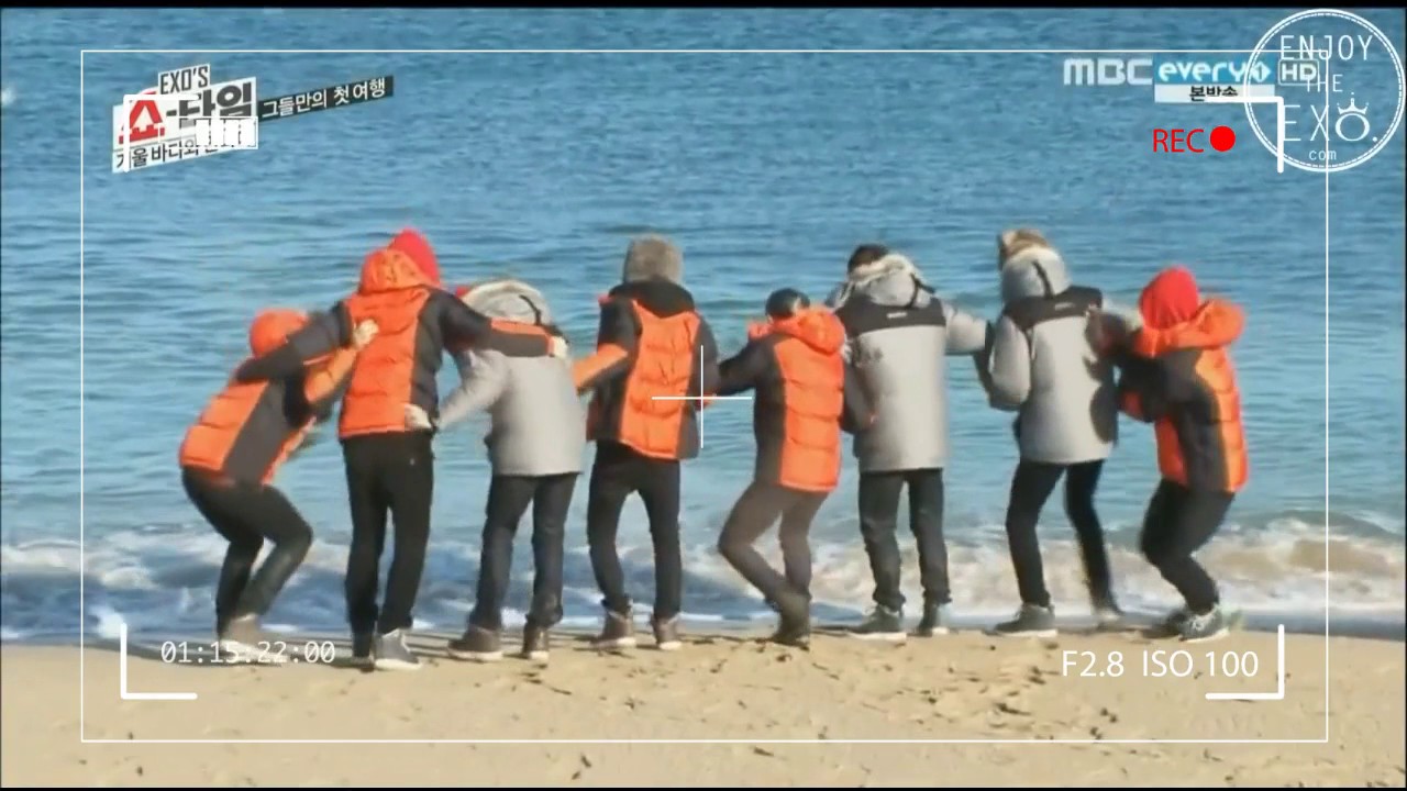EXO's Family Beach Day - YouTube