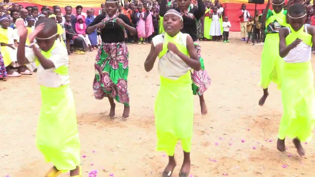 Umuvugo ushima ibingwi bya padiri MUGIRANEZA Jean Bosco - YouTube