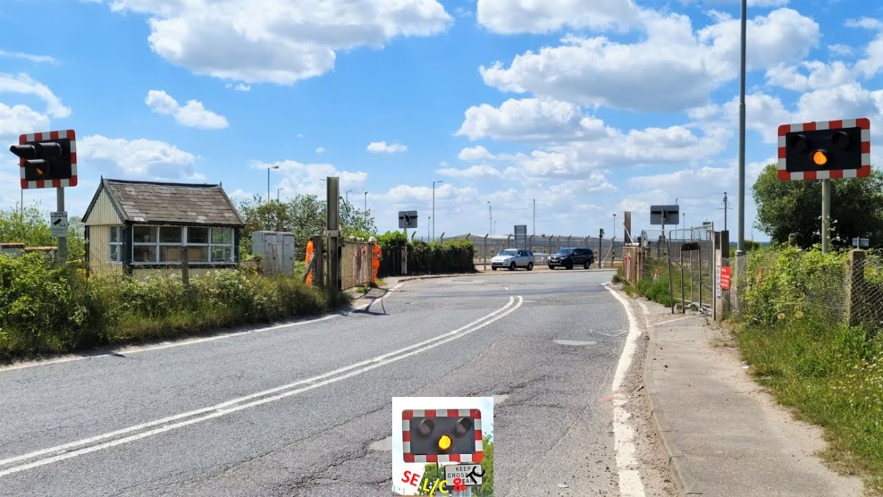 Grain Level Crossing, Kent - YouTube