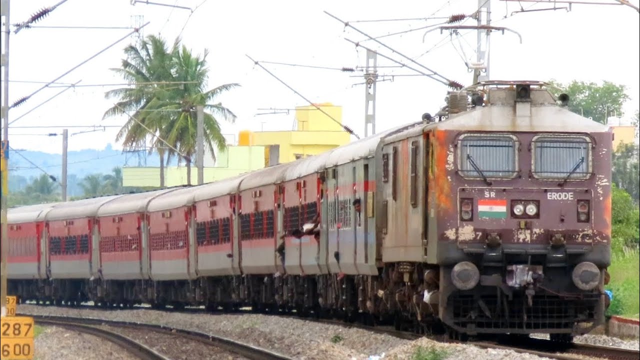 Sanghamitra Express Pulling out from Bangarpet jn with "Vikram" Movie ...