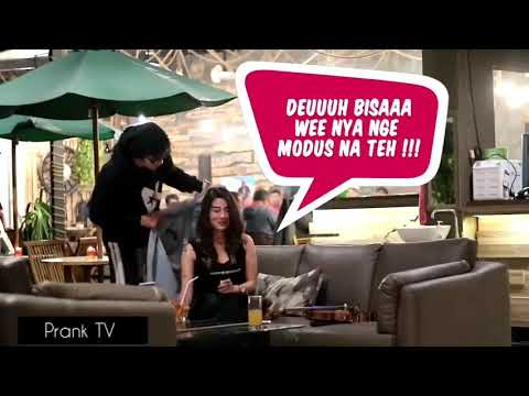 Pengamen ini bikin cewe bertato salting . . | aya ibrahim prank |