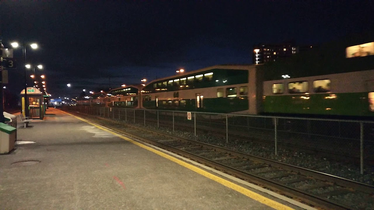 Express GO train @ Mimico - YouTube
