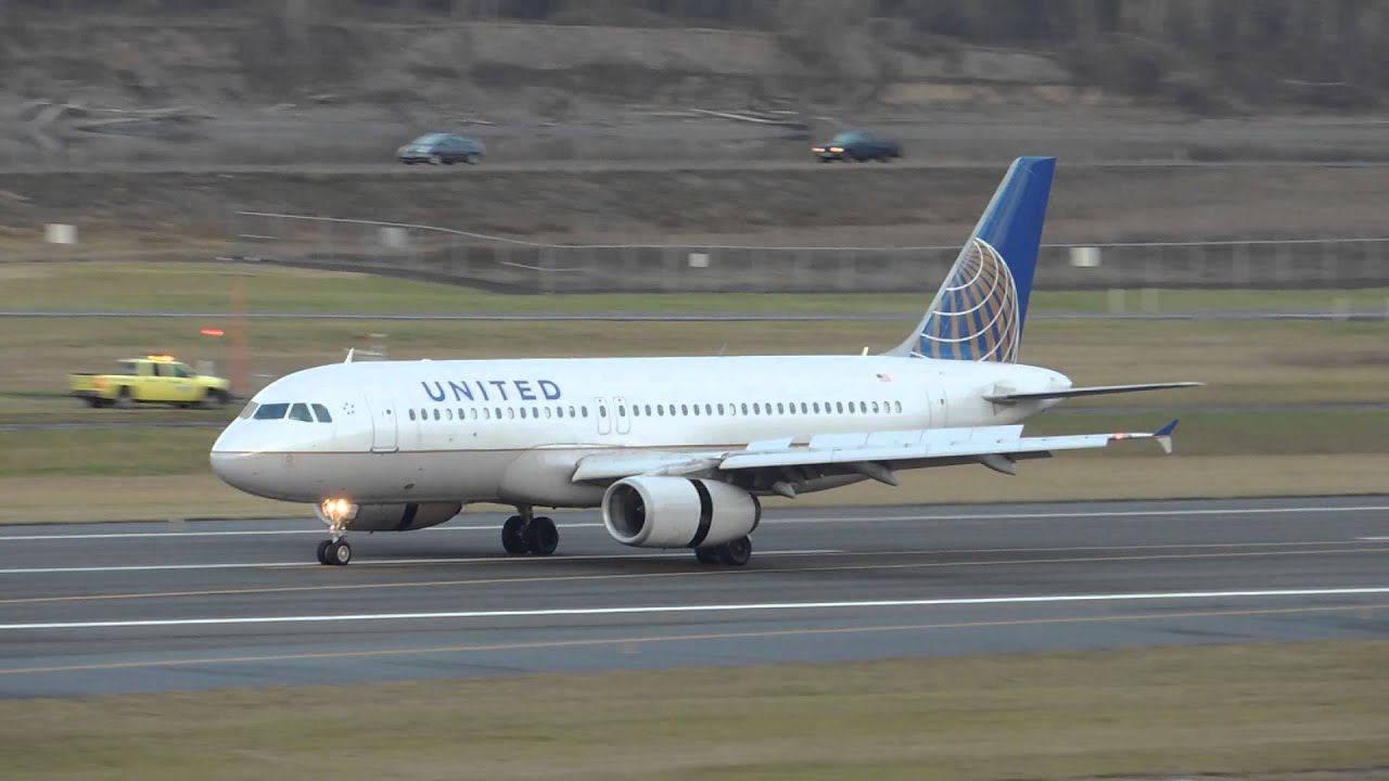 United Airlines Airbus A320-232 [N471UA] landing in PDX - YouTube