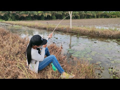 Ternyata cewek cantik ini jago mancing ikan