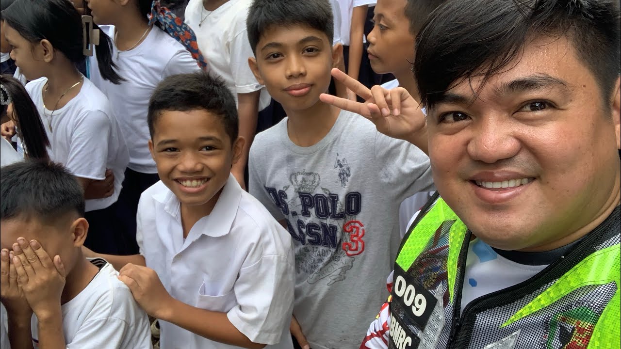 School supplies& Personal kit para sa mahigit isang daang students ...