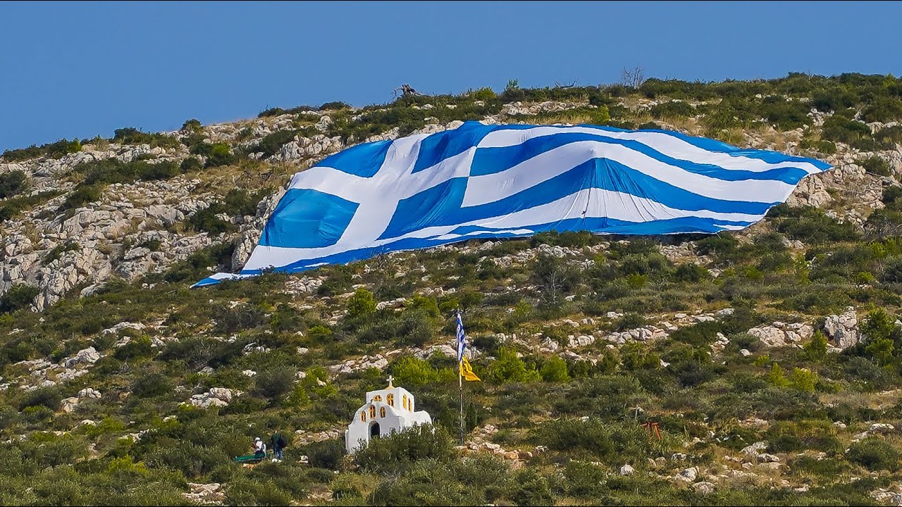 Ο Δήμος Γλυφάδας τοποθετεί 800τμ σημαία στον Υμηττό - YouTube