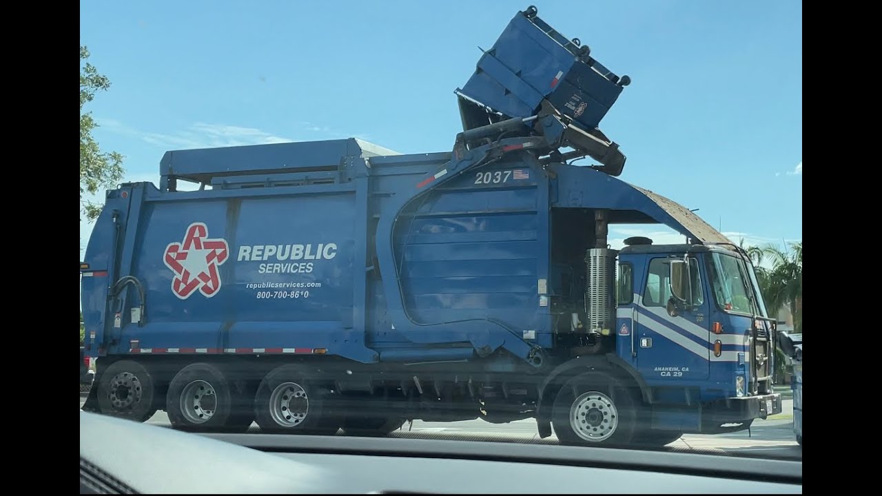 4K | Republic Services SPECIAL (EXCLUSIVE: 2 commercial waste ...