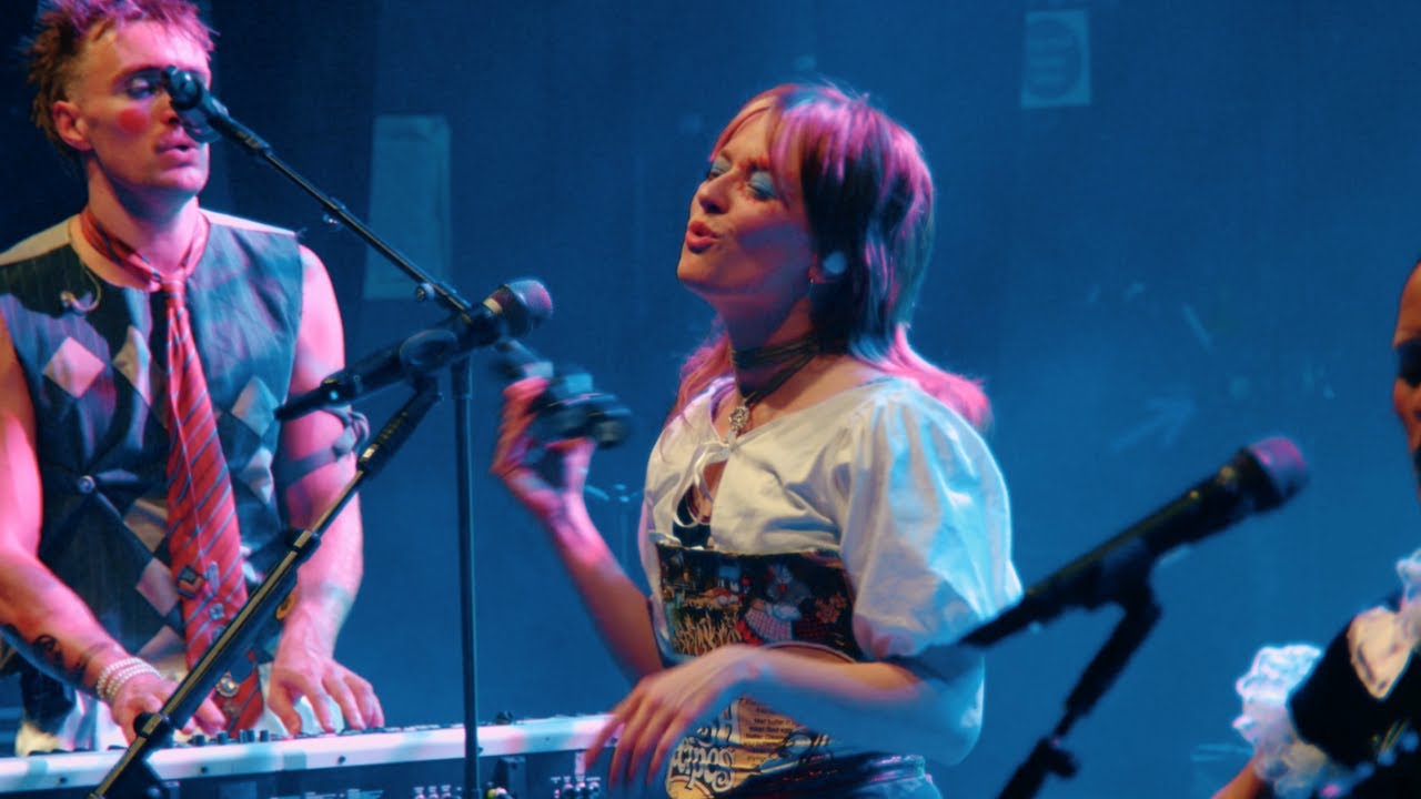 FIZZ - Close One (Live in London) - YouTube