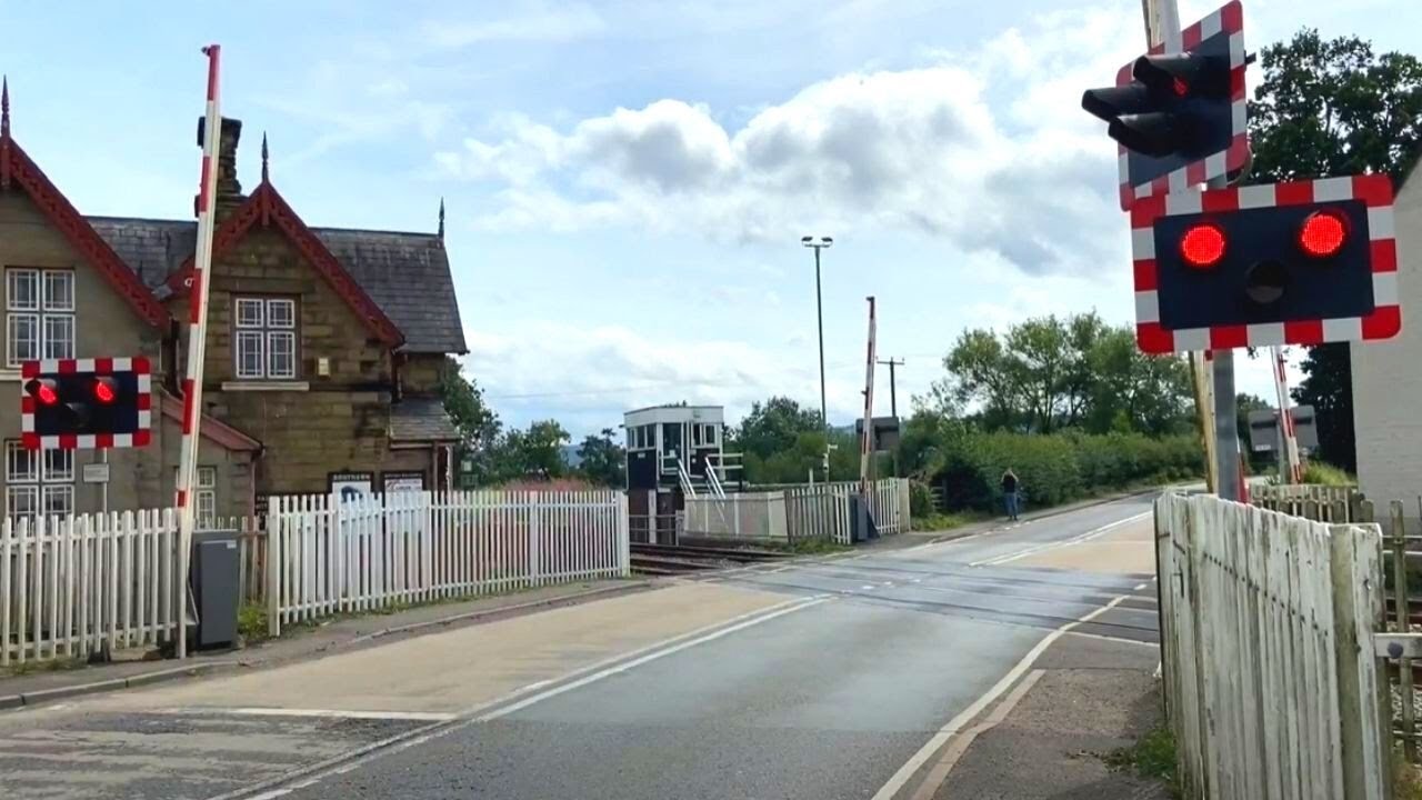 Onibury Level Crossing, Shropshire - YouTube