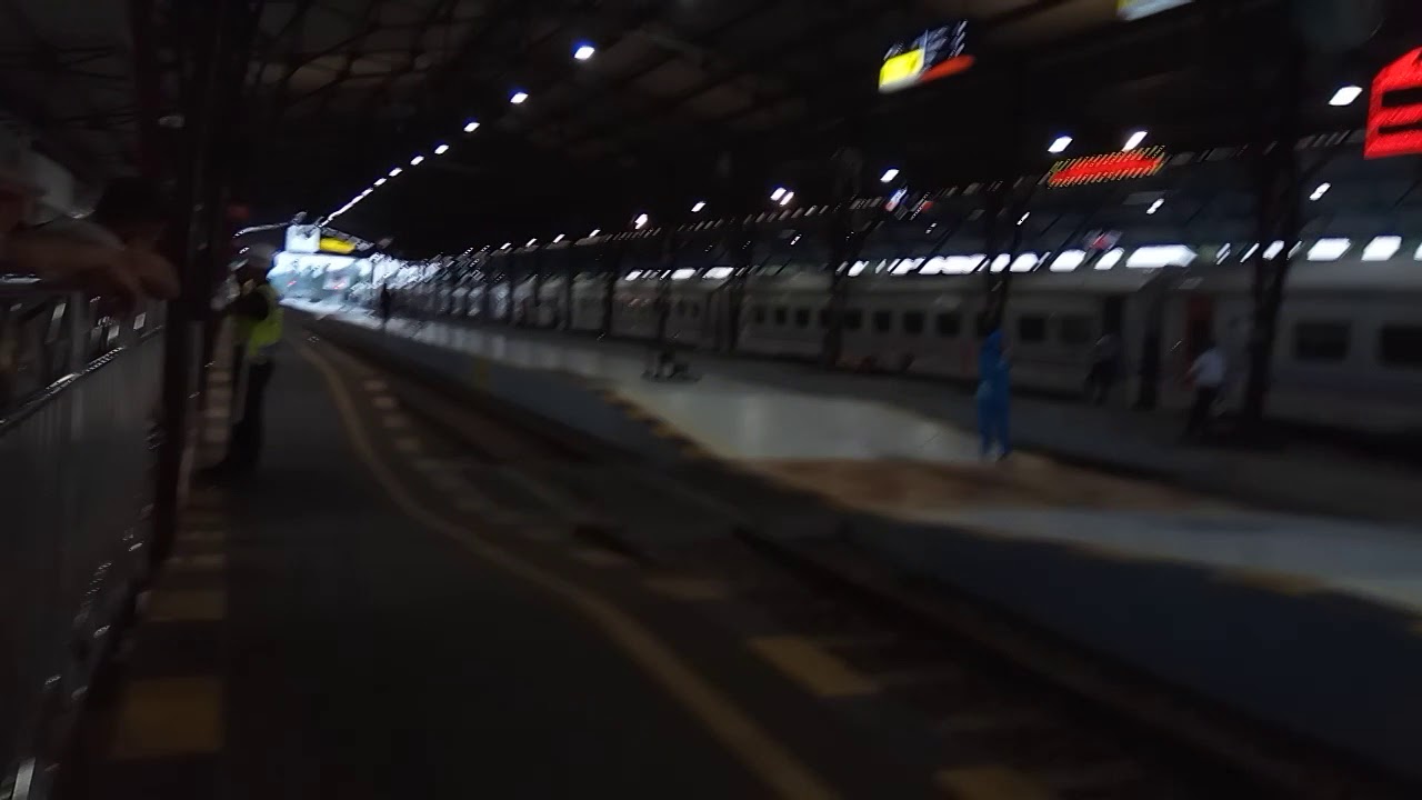 Keberangkatan KA BENGAWAN di stasiun PWT - YouTube