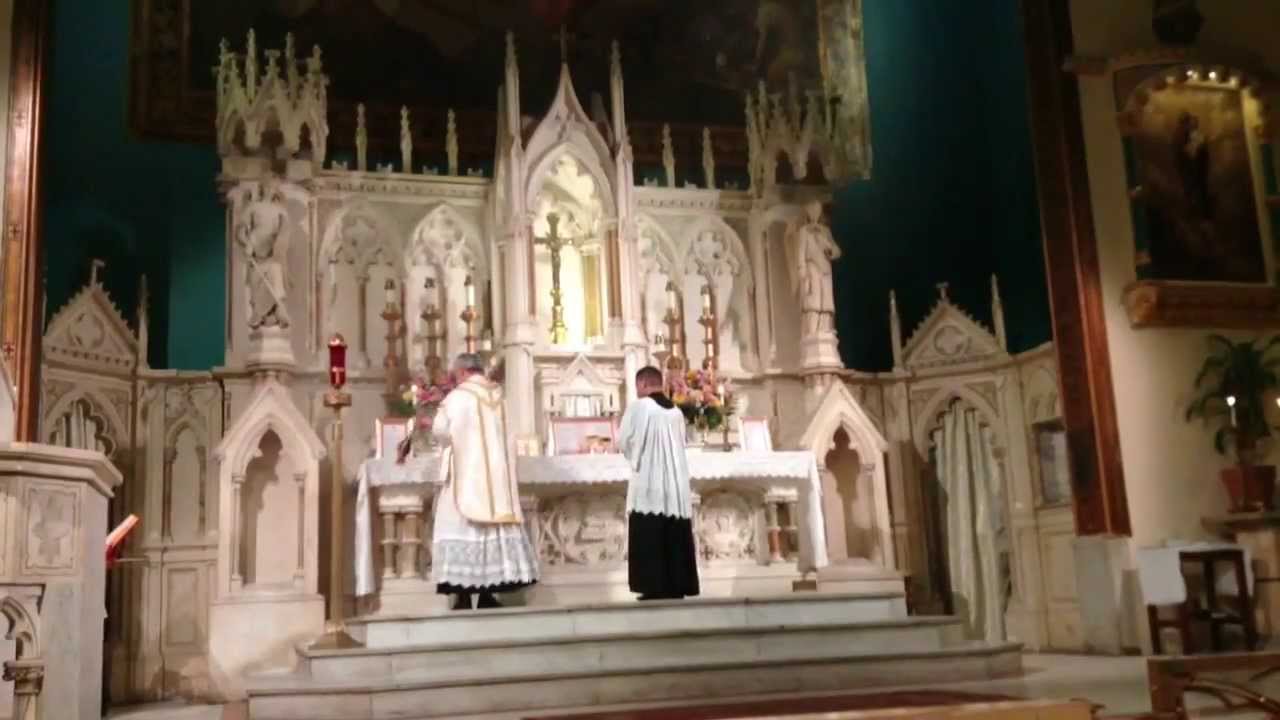 Traditional Latin Mass NYC Incensation (Offertory) - YouTube