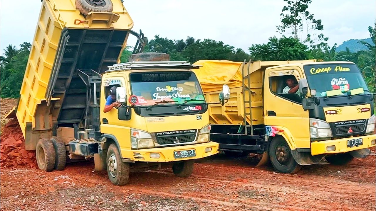 Dump Truk//Mobil Dump Truk Pengangkut Tanah Jomplang Muatan - YouTube