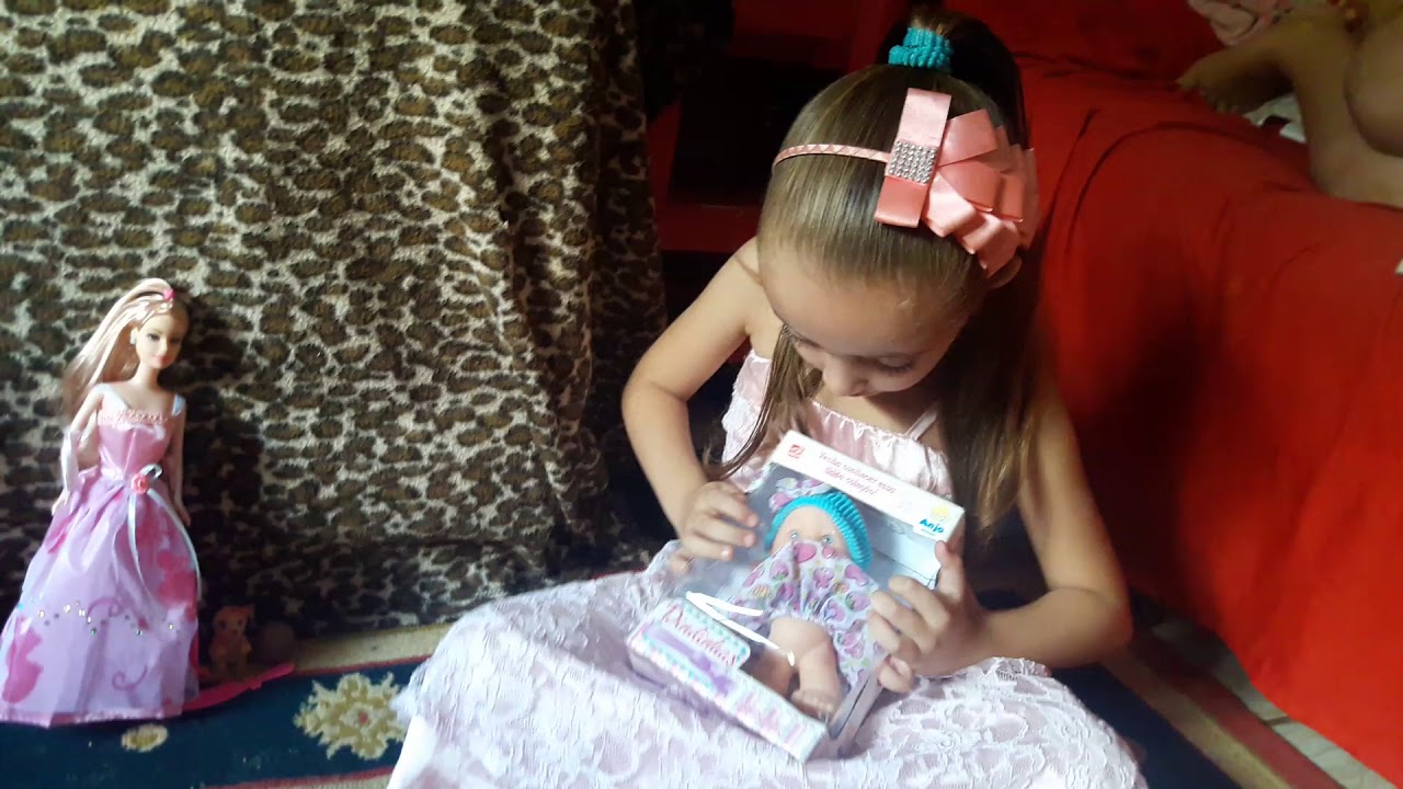 Maria e suas bonecas - YouTube