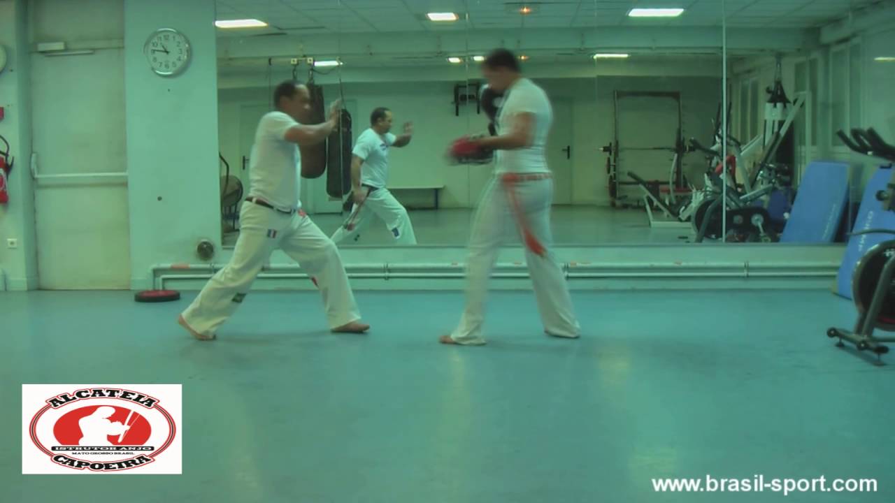 Deslocamento com Martelo C M Mola vídeo tutorial capoeira - YouTube