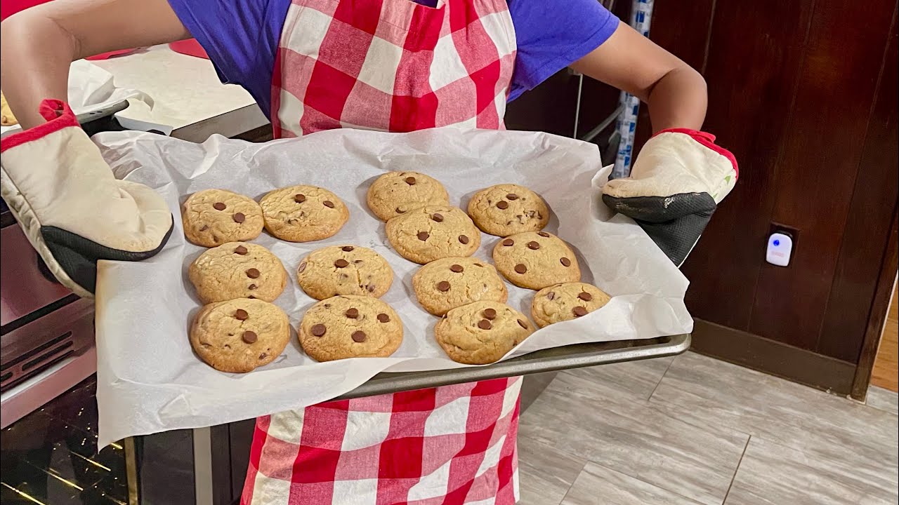 Let’s bake Bakery-Style Chocolate Chip Cookies with Tanisha!How to make ...