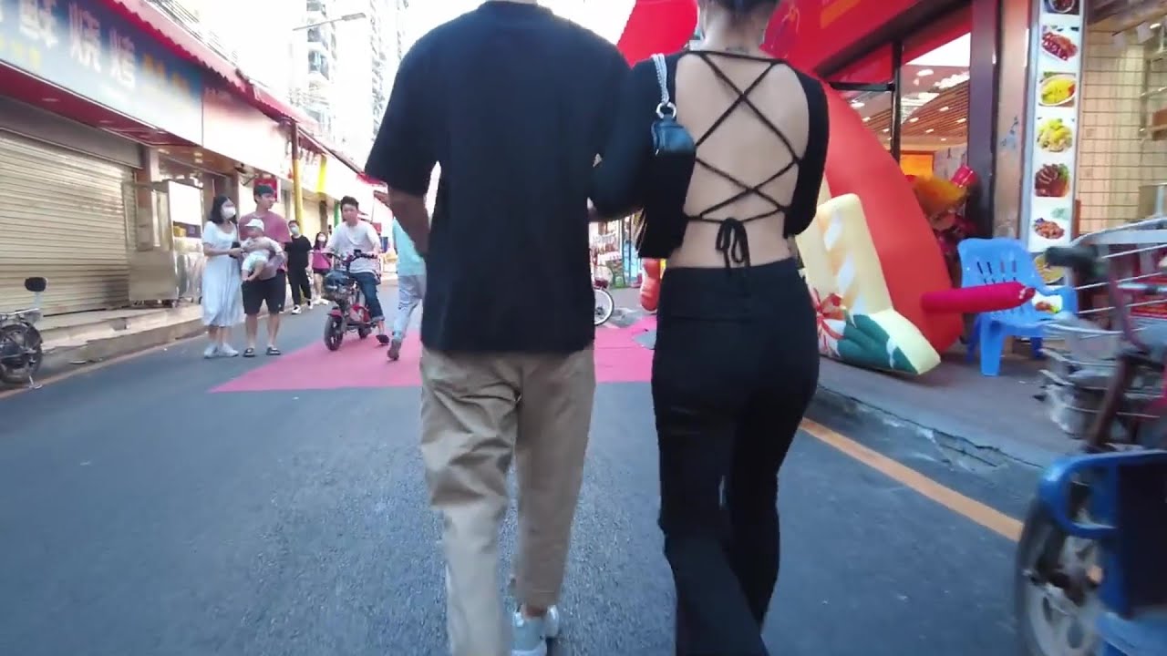 Real daily life of Chinese influencers, crowded condo, street food ...