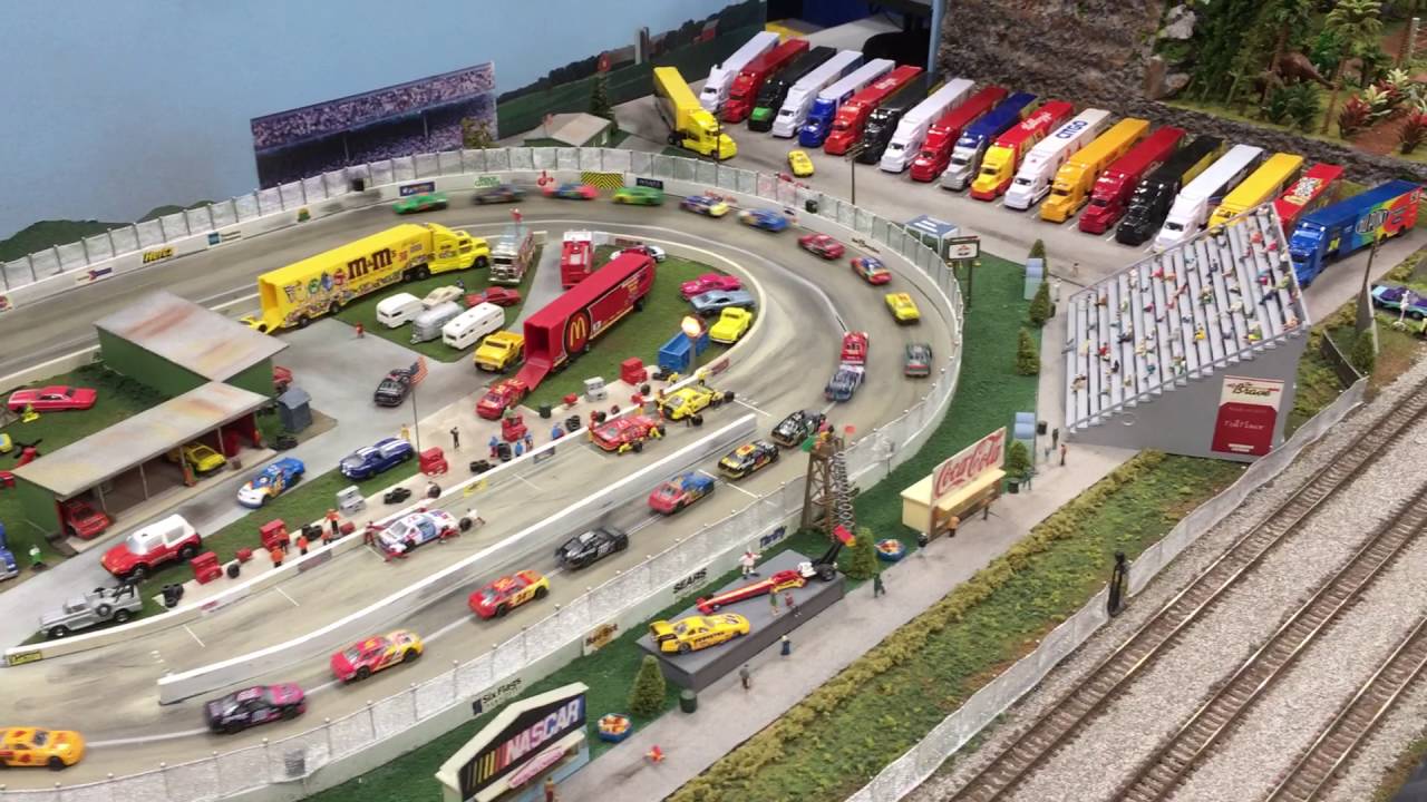 2016 07 - Indianapolis Train Show - N Gauge - NASCAR Tri County Race ...