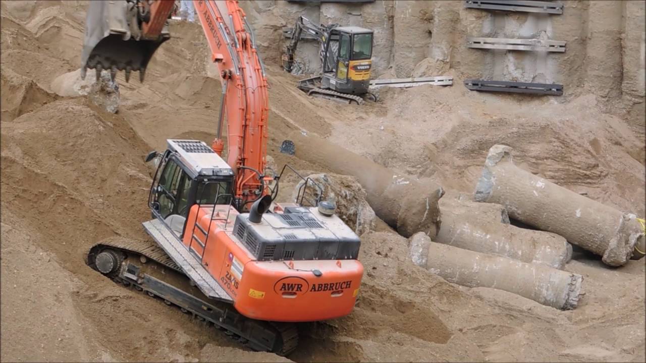 Bagger Zaxis 470 in tiefer Baugrube die Klötze sind die Funament Anker ...