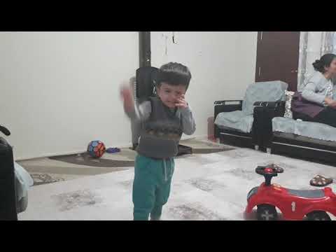 Dans eden çılgın bebek