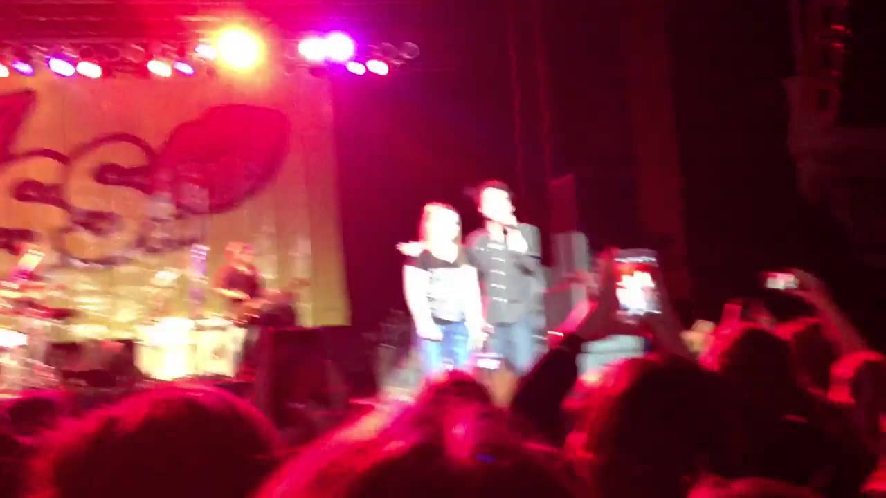 Train- Bruises Live - YouTube