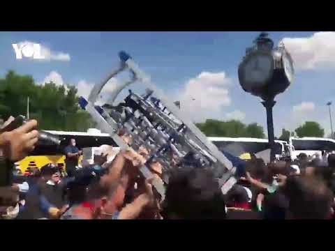 Avukatlar şiddete yöneldi: Baro yönetim üyesi avukatlar polise sopalı pankart attı bariyerleri yıktı