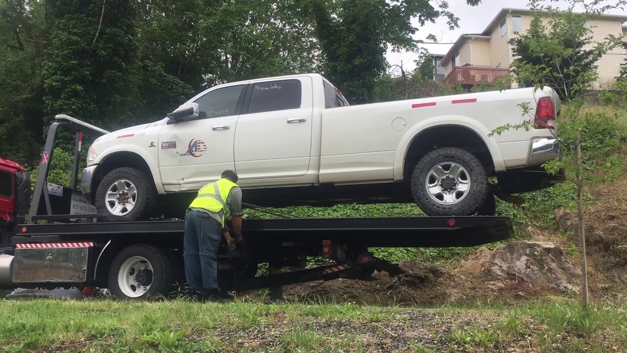 Pickup truck unloading from flatbed tow truck - YouTube