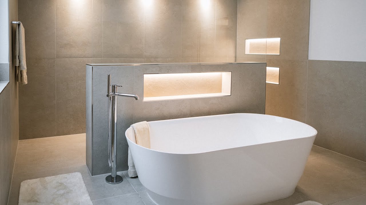 Masterbad mit freistehender Wanne und beidseitig begehbarer Dusche ...