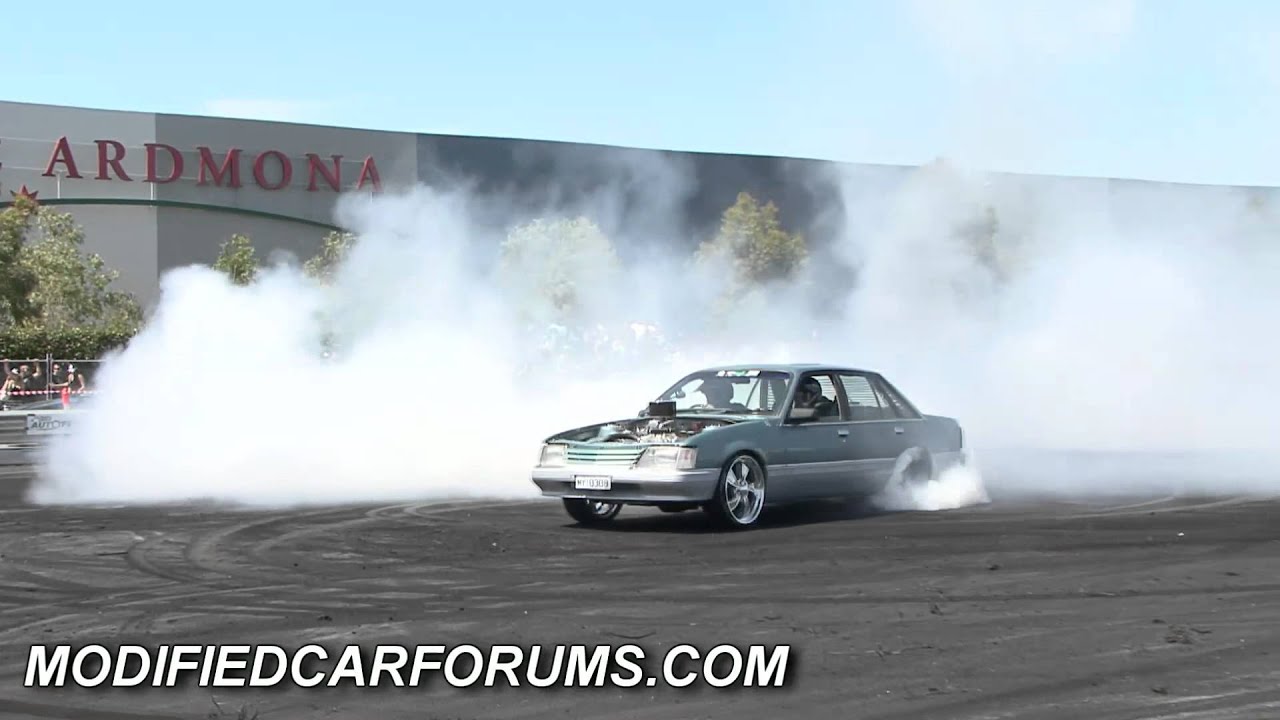 VK Commodore MY0308 finals burnout at Springnats 2011 - YouTube