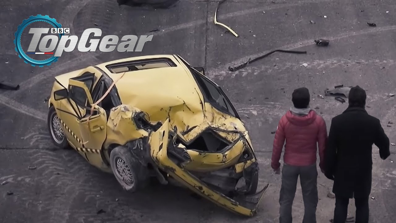 Impressionnant : un cascadeur professionnel percute une Golf à 120km/h ...