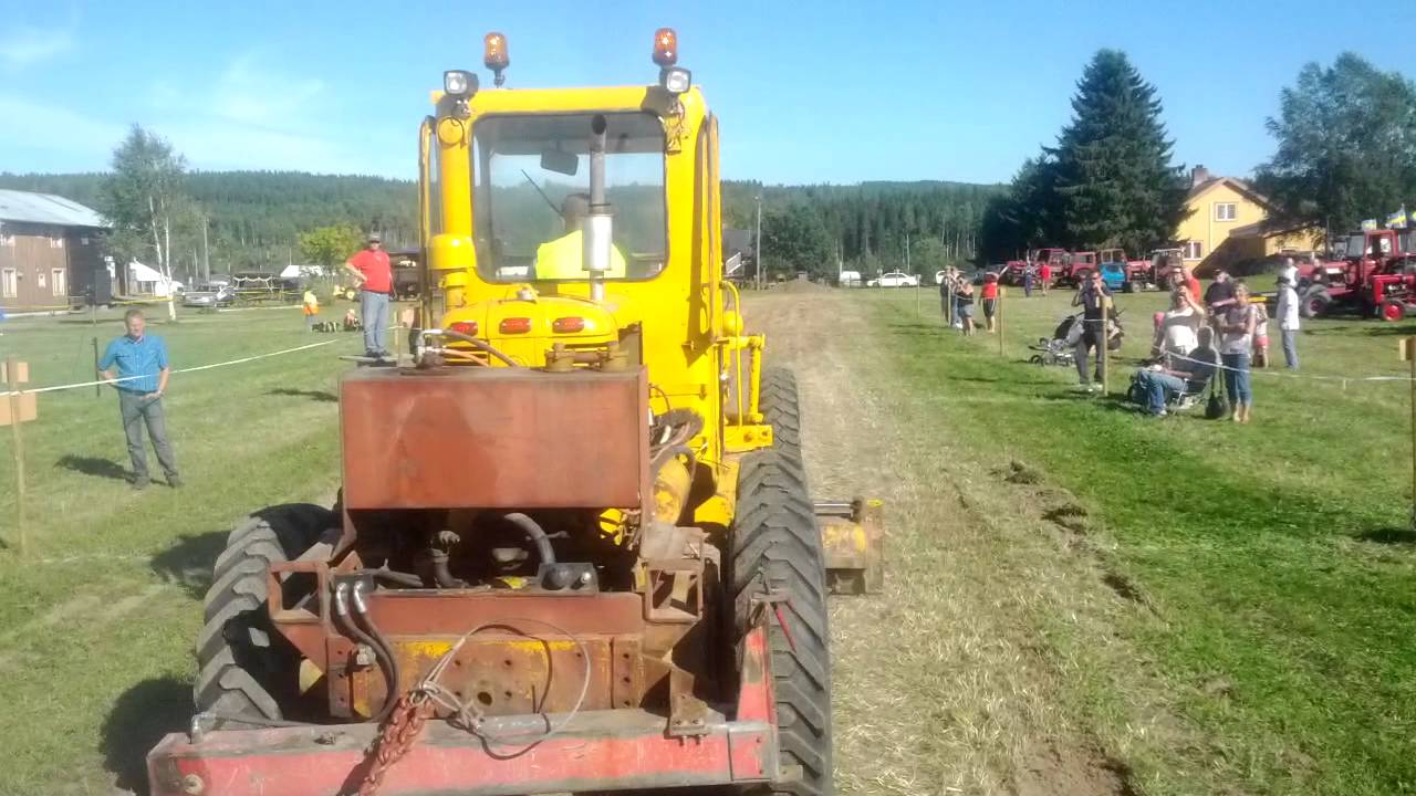 Tractor pulling, Volvo road grader - YouTube