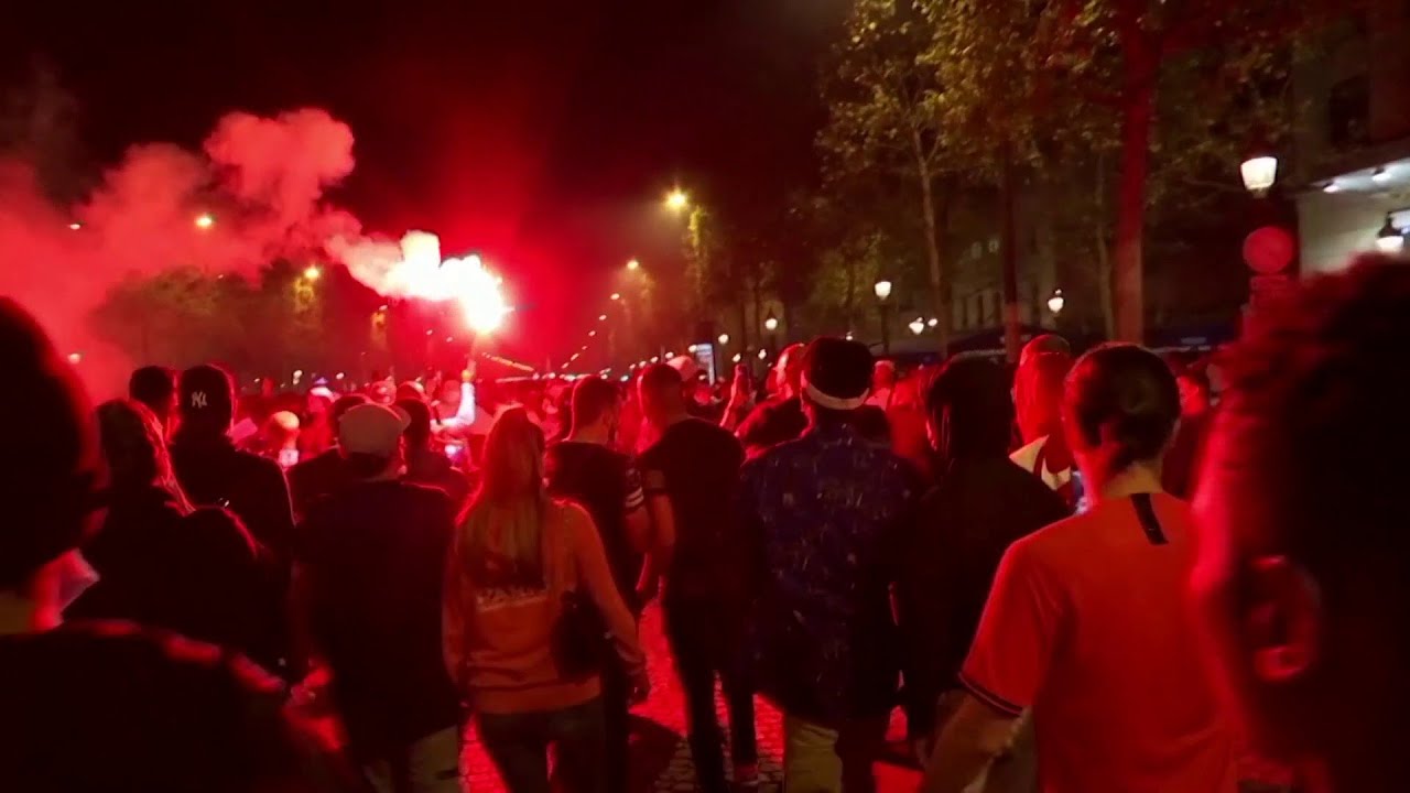 Angry PSG fans riot after club's loss to Bayern - YouTube