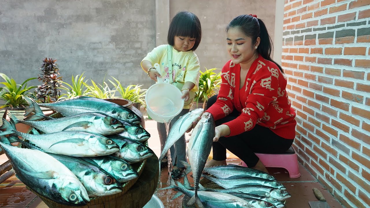 Cute chef Siv chhee help mom cooking - Big ocean fish for children ...
