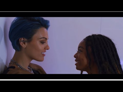 Skai Jackson & Wallis Day Lesbian kiss scene - YouTube