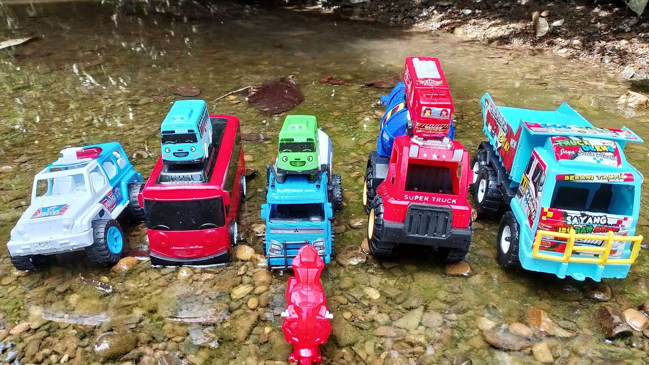 Mencari dan menemukan mainan bus tayo, truk oleng, motor gede ...